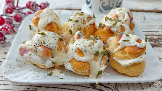 Choux à la crème et au fromage : des bouchées salées réconfortantes ...